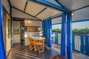 Bangalô família, 2 quartos (Azul) | 2 quartos, cortinas blackout, Wi-Fi de cortesia, roupa de cama