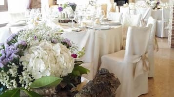 Almoços e jantares servidos, incluindo cozinha local