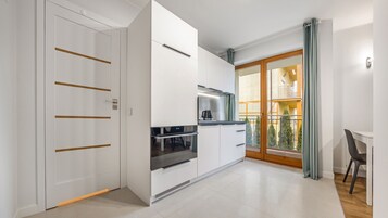 Geladeira, cooktop, chaleira elétrica