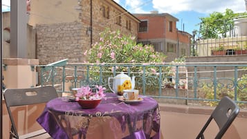 Quarto Duplo ou Twin Comfort, casa de banho privativa, vista para o pátio | Com decoração personalizada, com mobília individualizada, secretária