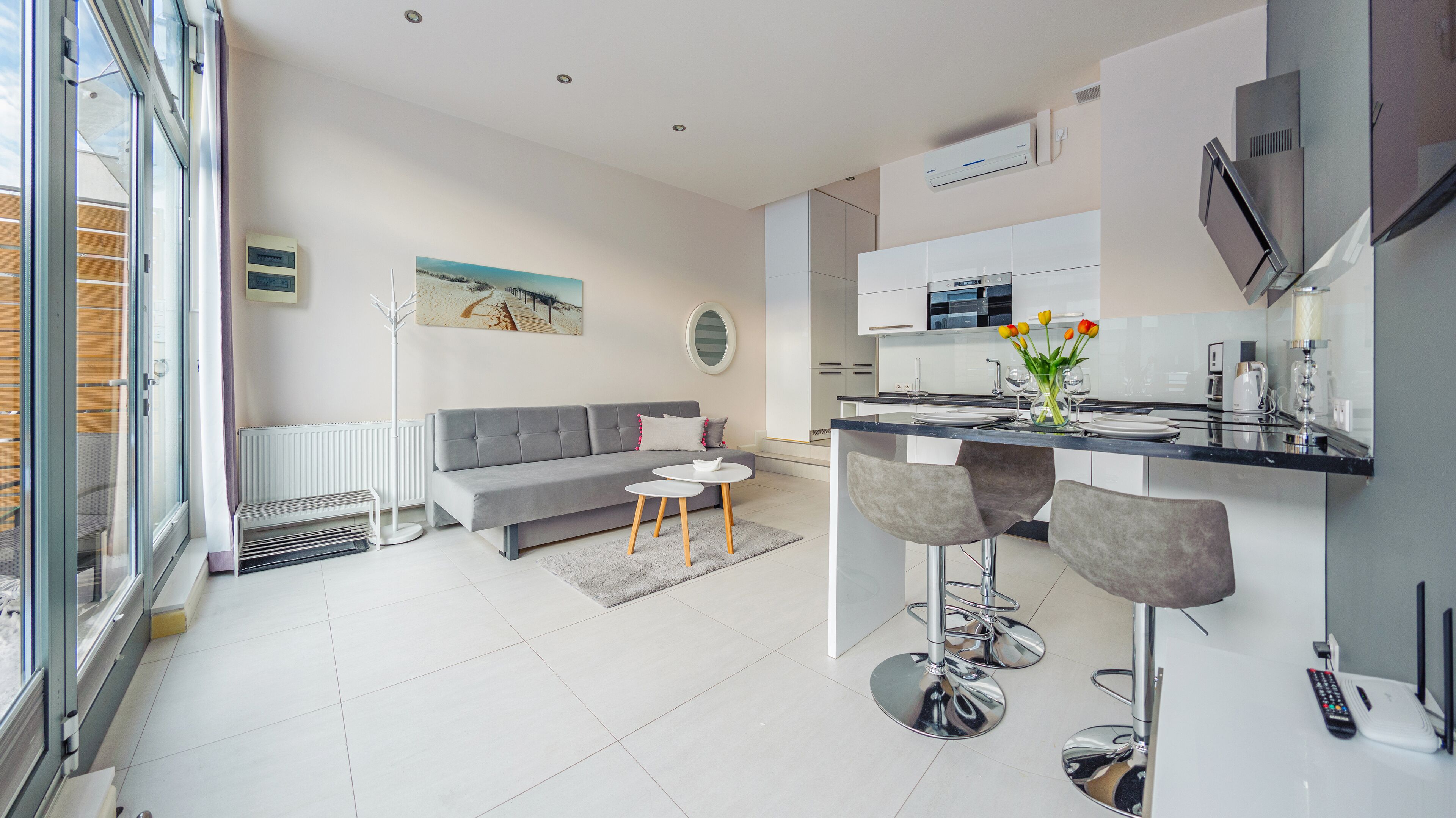 Um apartamento moderno com sala de estar, cozinha e espaço para refeições.
