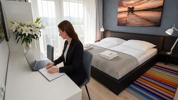Quarto Premium, 1 cama queen-size | Minibar, cofre no quarto, secretária, cortinas/cortinados opacos