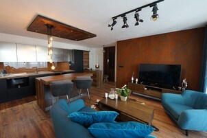 Apartamento exclusivo, 1 cama Queen | Frigobar, cofres nos quartos, escrivaninha, cortinas blackout