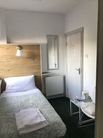 Quarto solteiro | Escrivaninha, cortinas blackout, ferros/tábuas de passar roupa