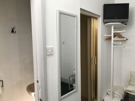 Quarto Individual | Com decoração personalizada, com mobília individualizada, secretária 