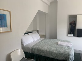 Quarto Duplo ou Twin Standard | Com decoração personalizada, com mobília individualizada, secretária 
