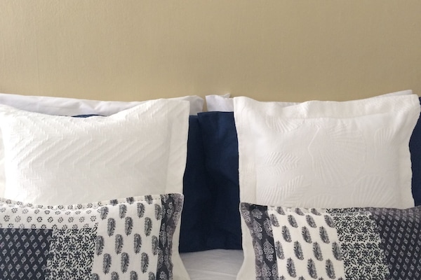 Quarto Clássico, 1 cama queen-size | Lençóis de algodão egípcio, roupa de alta qualidade, edredões de penas