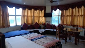 Quarto luxo | Escrivaninha, camas extras/dobráveis (sobretaxa), Wi-Fi de cortesia