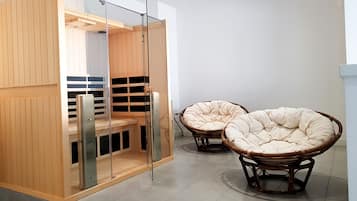 Um interior moderno com uma unidade de armazenamento de madeira, portas de vidro e duas cadeiras de vime.