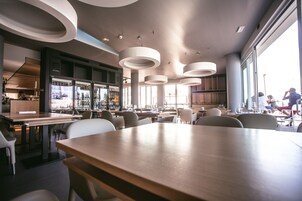 Café da manhã diário mediante uma taxa