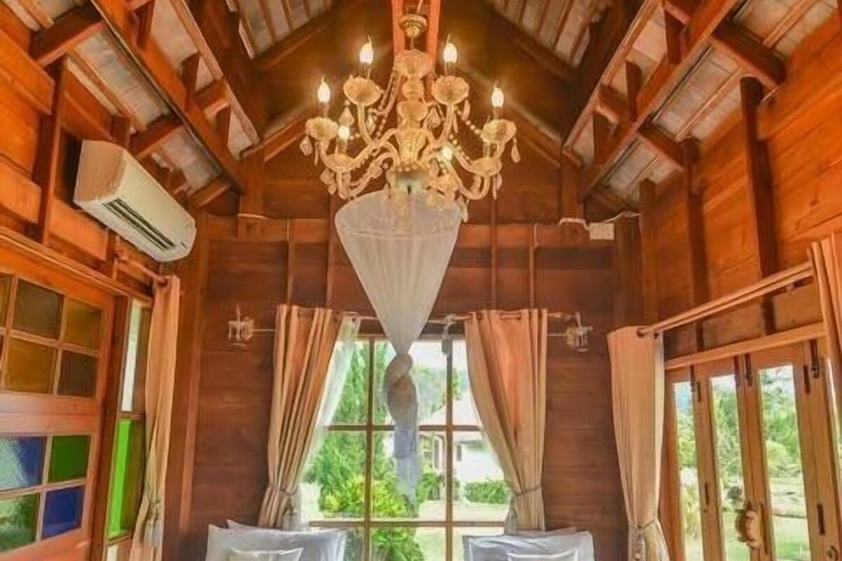 Bungalow Clássico | Com decoração personalizada, com mobília individualizada, secretária