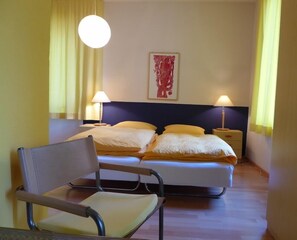 Quarto Duplo, varanda | Wi-fi grátis, roupa de cama fornecida 
