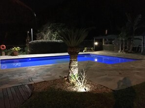 Piscina externa, funciona das 10h às 22h, espreguiçadeiras
