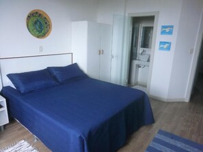 Cofres nos quartos, cortinas blackout, ferros/tábuas de passar roupa