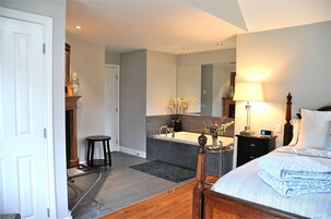 Quarto Signature, 1 cama queen-size, vista para o jardim | Casa de banho | Um secador de cabelo, roupões, toalhas fornecidas 