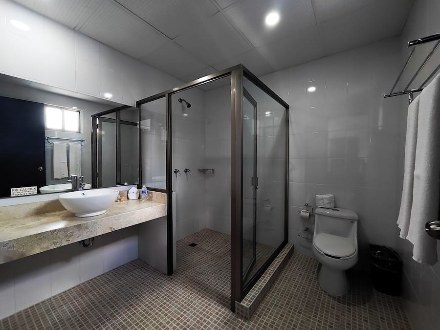 Suite Deluxe, 1 cama king-size e sofá-cama | Casa de banho | Um polibã, artigos de higiene pessoal grátis, um secador de cabelo