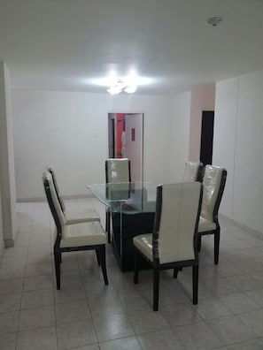 Apartamento Familiar, várias camas, Vista para a cidade | Refeições no quarto