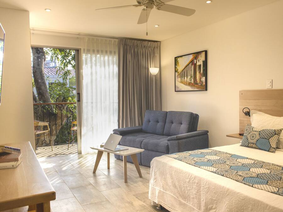 Quarto júnior, 1 cama Queen | Cofres nos quartos, ferros/tábuas de passar roupa, Wi-Fi de cortesia