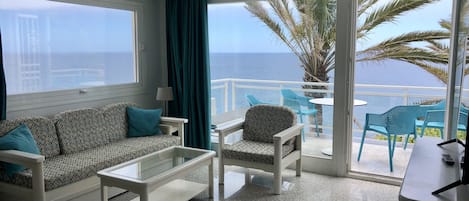 Apartamento Comfort, 2 quartos, vista para o mar | Sala de estar | Televisor de ecrã plano de 37 polegadas com canais via satélite
