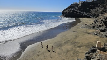 Na praia, praia de areia negra