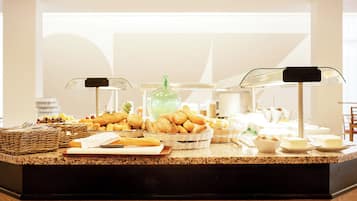 Pequeno-almoço tipo buffet diário (16 EUR por pessoa)