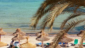 Perto da praia, praia de areia branca, toalhas de praia