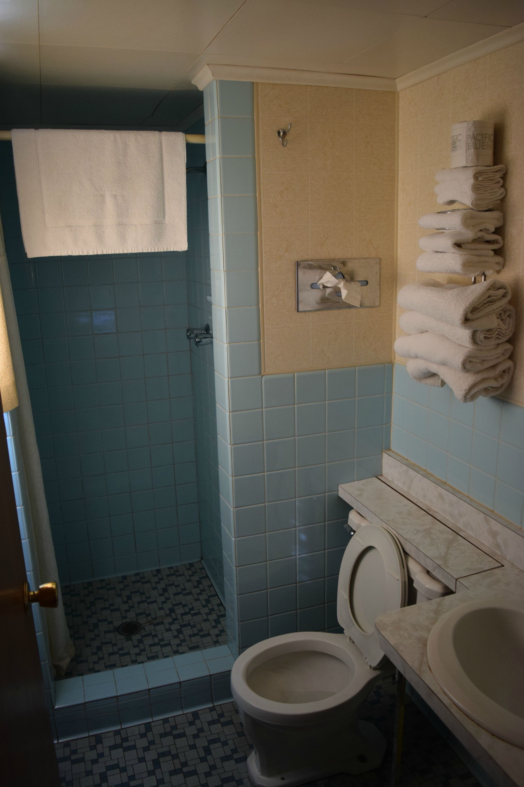 Quarto casal luxo, 2 camas Queen | Banheiro | Chuveiro, toalhas de banho, sabonete, shampoo
