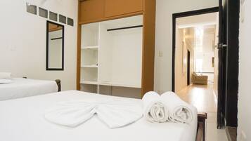 Quarto Triplo, várias camas (Air Conditioning) | 1 quarto, ferro/tábua de engomar, Wi-fi grátis, roupa de cama fornecida