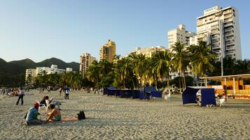 Na praia, praia de areia branca