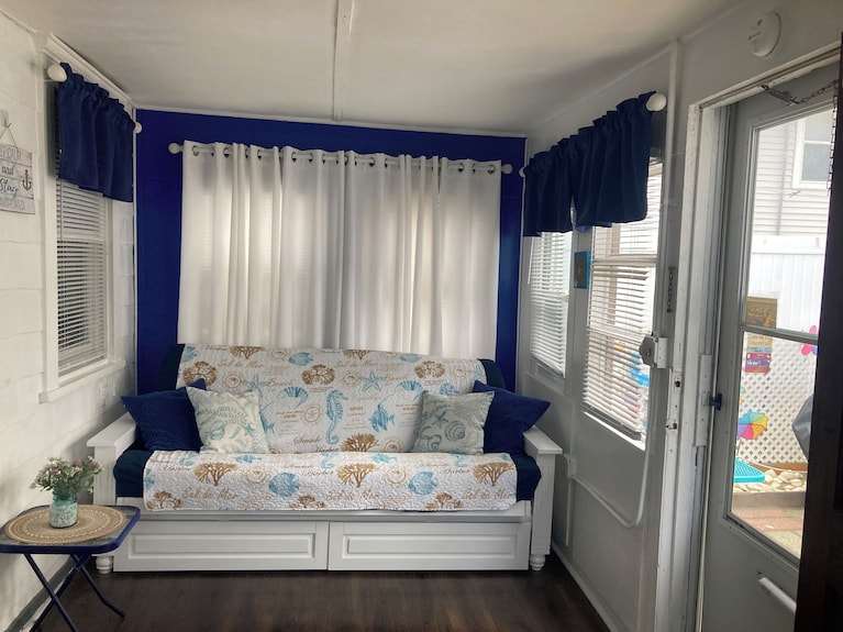 2nd House From Beach Private Cottage W Outside Patio. Two Adults & Kids. 3 Bds - Seaside Heights, NJ