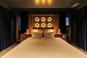 Quarto Deluxe, 1 cama king-size, não fumadores (AOKI Takamasa - Queen with Bath) | Roupa de alta qualidade, edredões de penas, camas de colchão pillowtop 