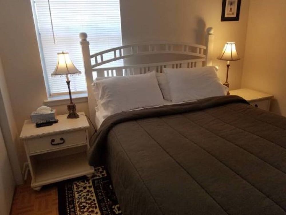 Basic In Town Apartment 15 Minutes From The Beach - Panama City, FL