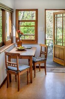 Quarto casal luxo, 1 quarto, vista para a montanha, no jardim (Garden Suite) | Opções para refeição no quarto