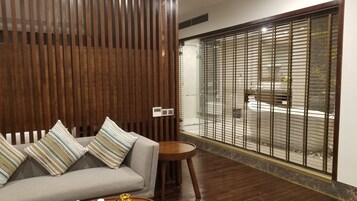Quarto real, 1 cama King, vista para a cidade | Área de estar | TV LCD
