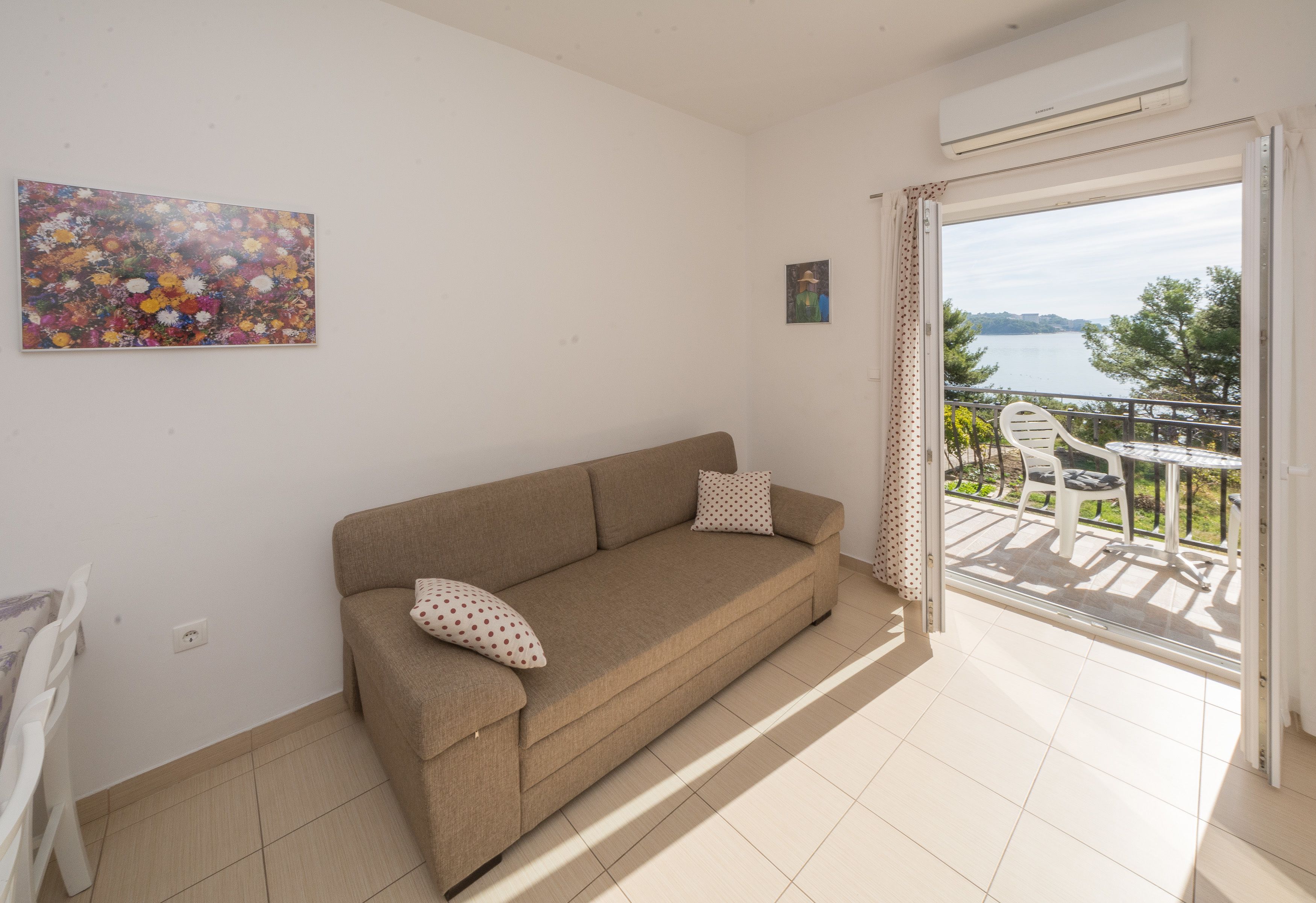 Apartamento, vista para o mar | Área de estar | TV de tela plana