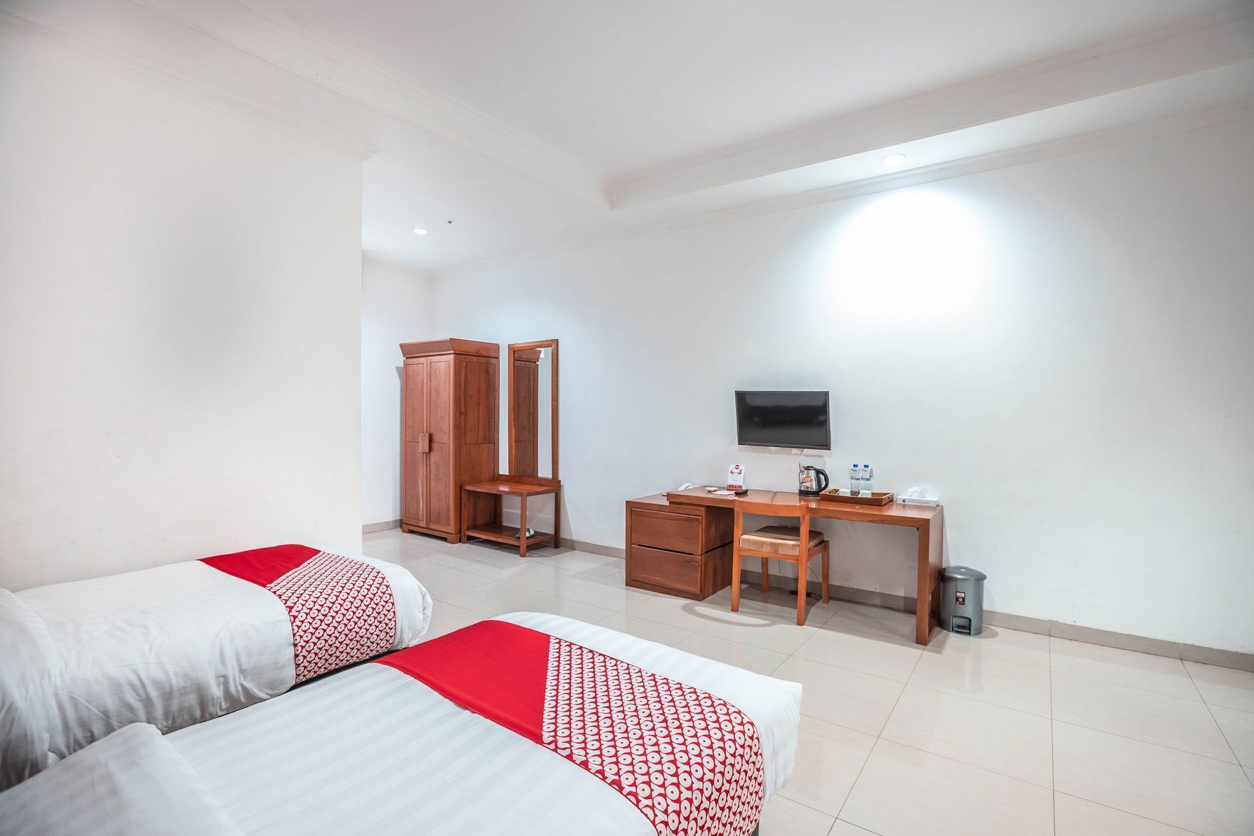 1 quarto, escrivaninha, roupa de cama