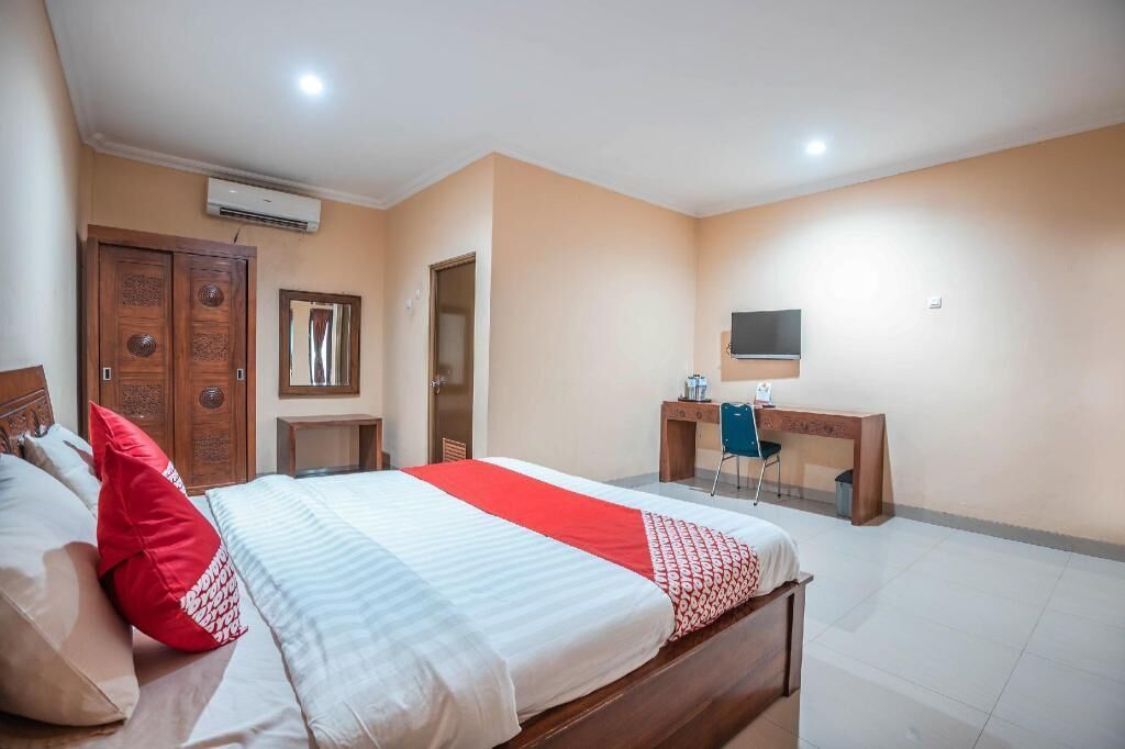 1 quarto, escrivaninha, roupa de cama