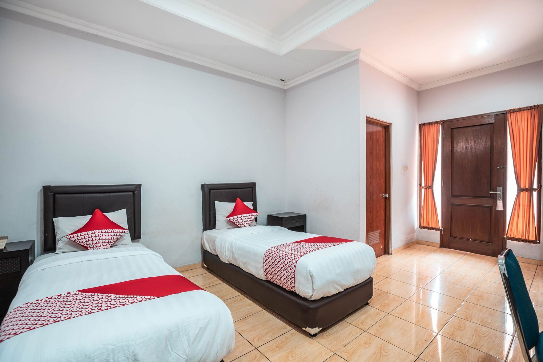 1 quarto, escrivaninha, roupa de cama