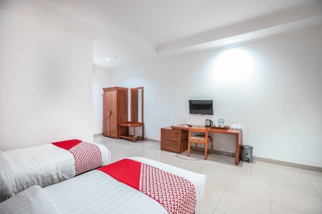 1 quarto, escrivaninha, roupa de cama