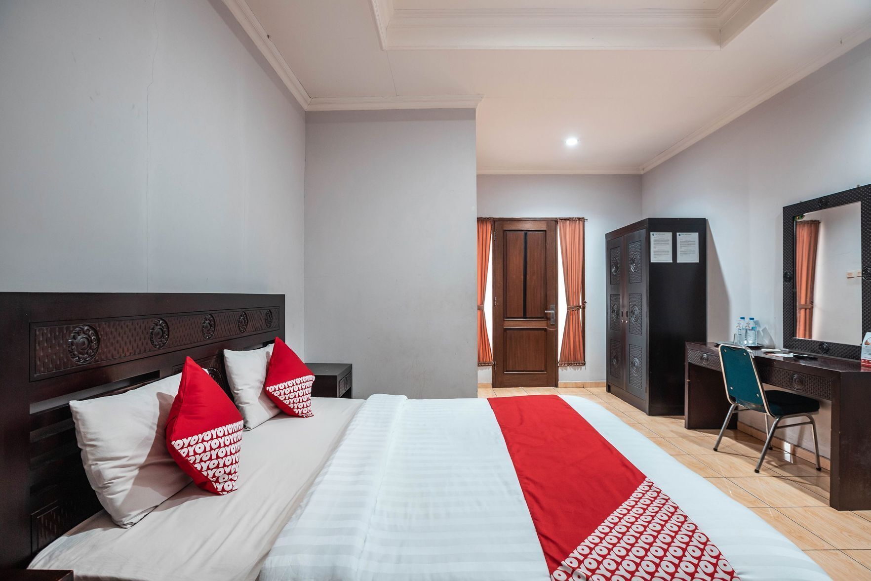 1 quarto, escrivaninha, roupa de cama