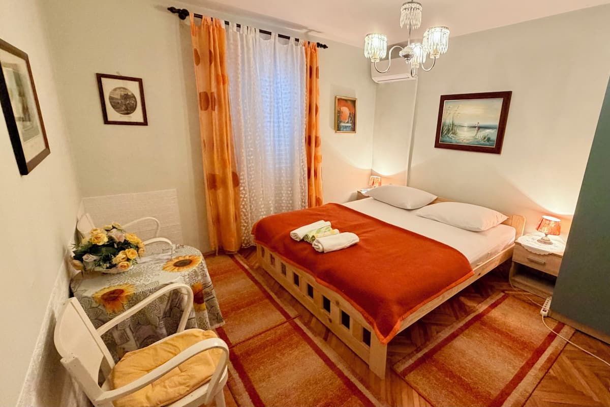 Quarto casal standard, várias camas, vista para a cidade | Escrivaninha, Wi-Fi de cortesia, roupa de cama