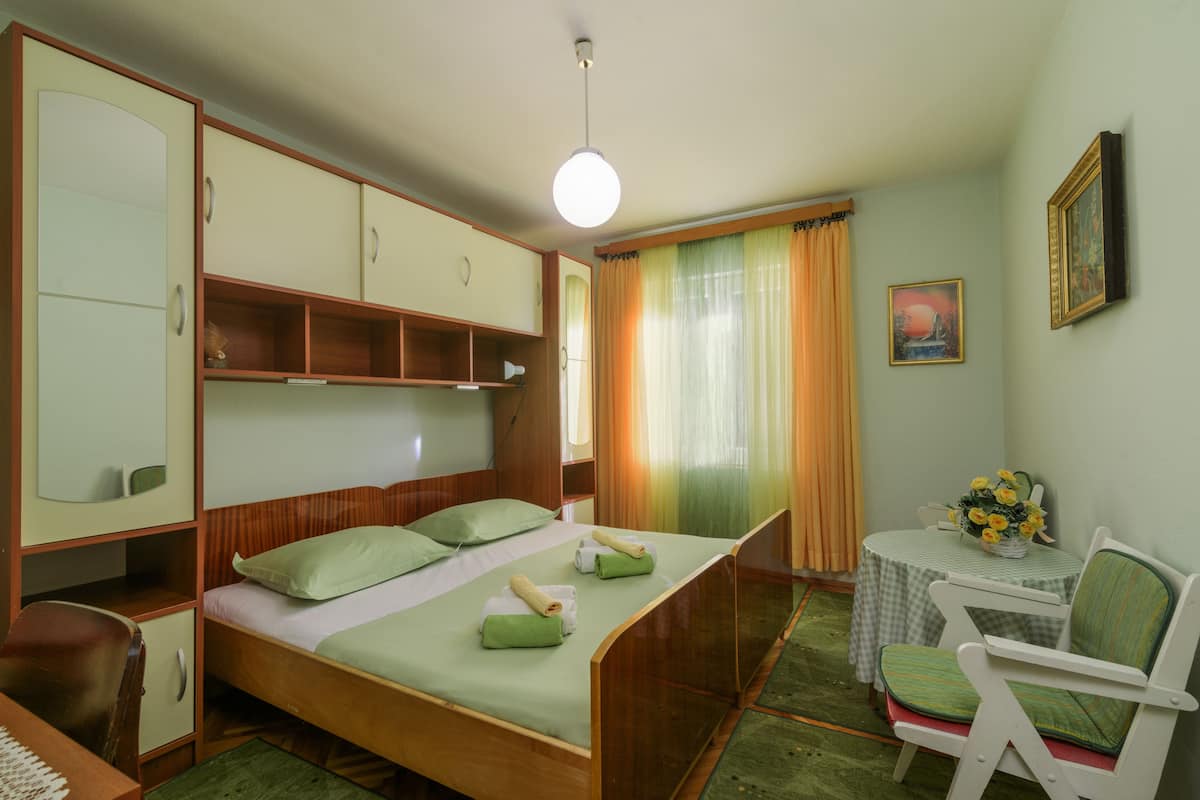 Quarto Duplo, casa de banho partilhada | Secretária, Wi-fi grátis, roupa de cama fornecida