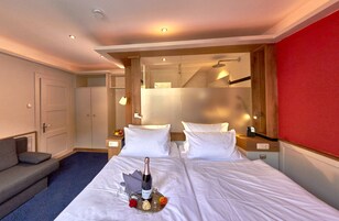 Quarto família, 1 cama Queen e sofá-cama | Frigobar, cofres nos quartos, individualmente decorados