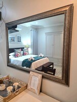 Quarto standard, 1 cama Queen, acessível | Escrivaninha, cortinas blackout, quartos à prova de som