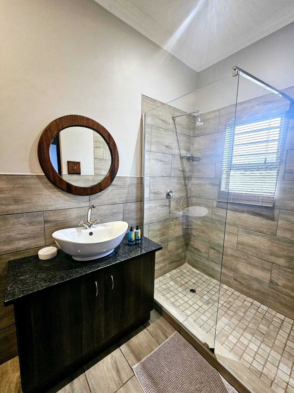 Quarto Superior, 1 cama king-size | Casa de banho | Um polibã, um chuveiro fixo, artigos de higiene pessoal grátis 