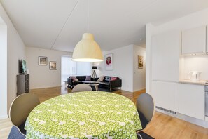Apartamento, várias camas | Sala de estar | TV de ecrã plano 