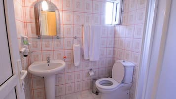 Quarto Triplo | Casa de banho | Um polibã, um secador de cabelo, chinelos, toalhas fornecidas