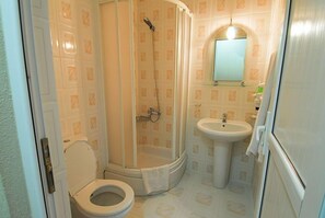 Quarto Duplo | Casa de banho | Um polibã, um secador de cabelo, chinelos, toalhas fornecidas