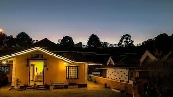Fachada da propriedade à noite