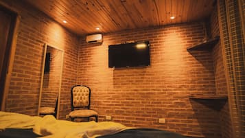 Quarto casal romântico | Frigobar, individualmente decorados, Wi-Fi de cortesia, roupa de cama
